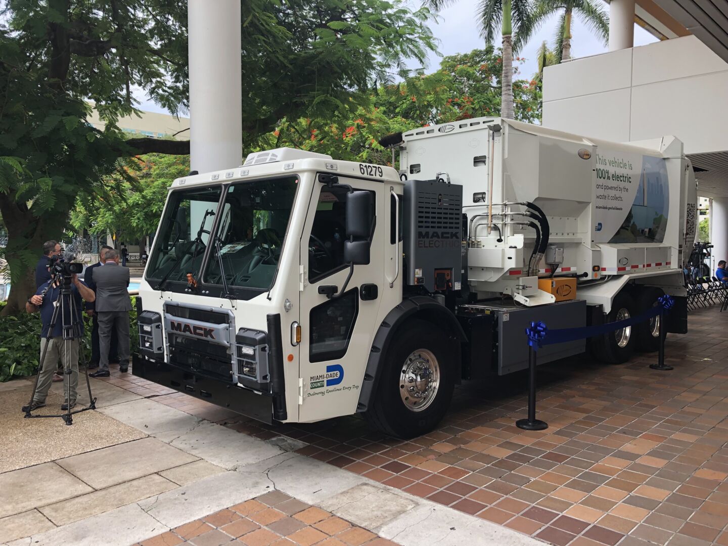 Miami-Dade County Executives Introduce the Mack® LR Electric Model to ...
