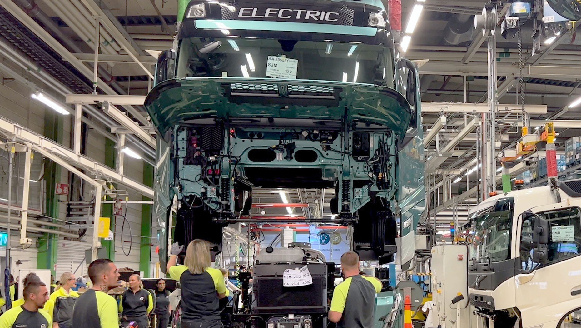 Break-through: Volvo Trucks starts series production of heavy electric ...