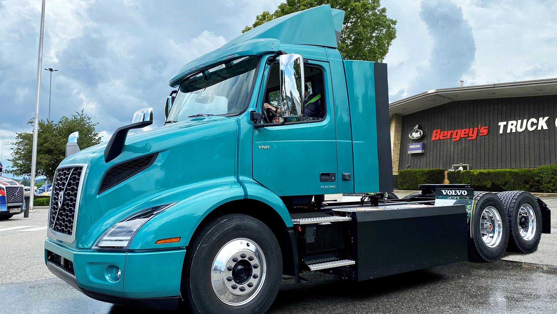 Carriers Scale Up Volvo VNR Electric Fleets for Zero-Tailpipe Emission ...