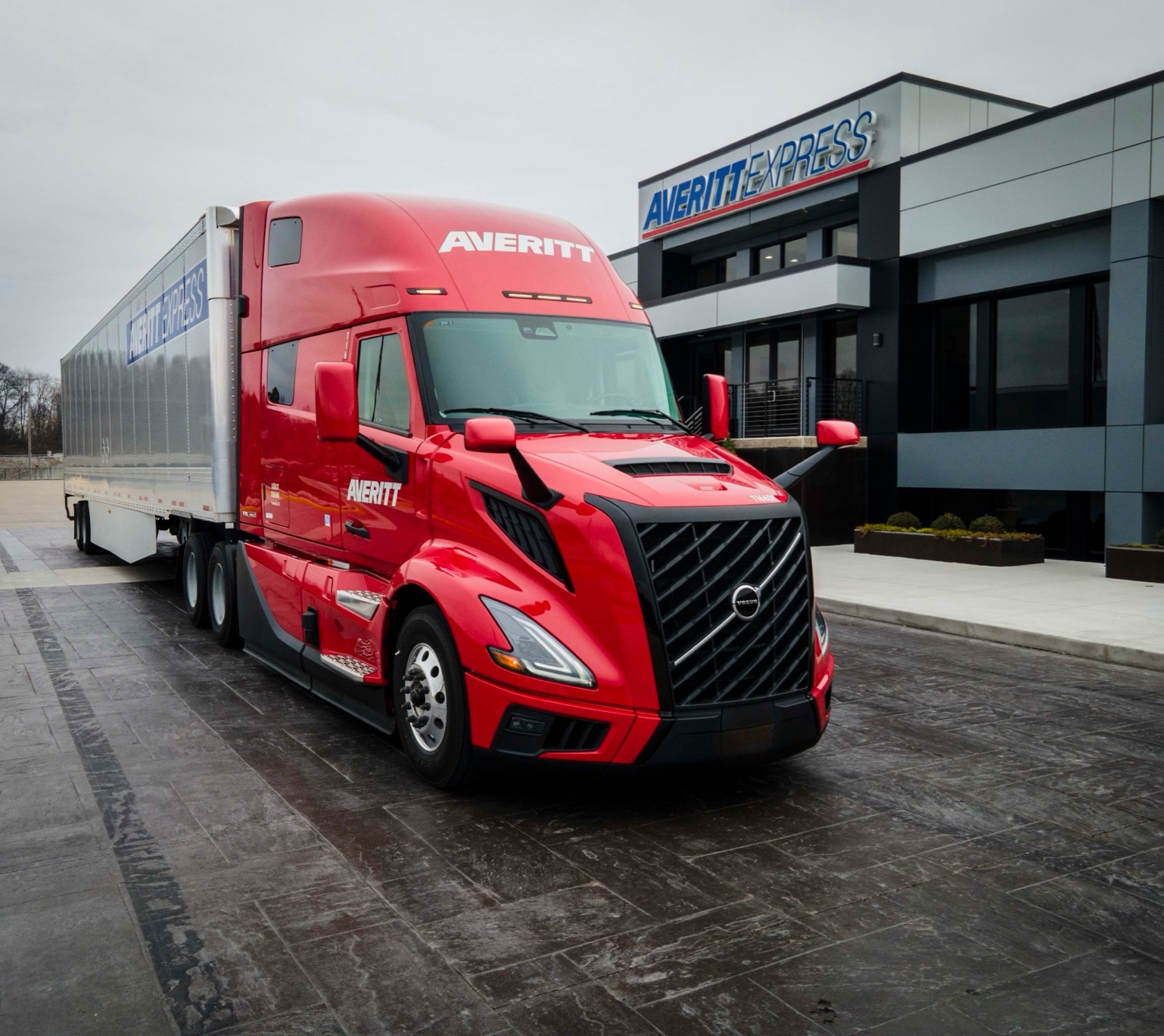 Volvo Trucks lands major order: 264 new VNL trucks to Averitt Express