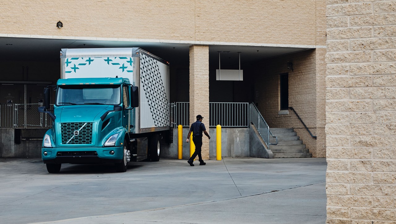 Volvo Trucks Introduces the Volvo VNR Electric Model in the U.S ...